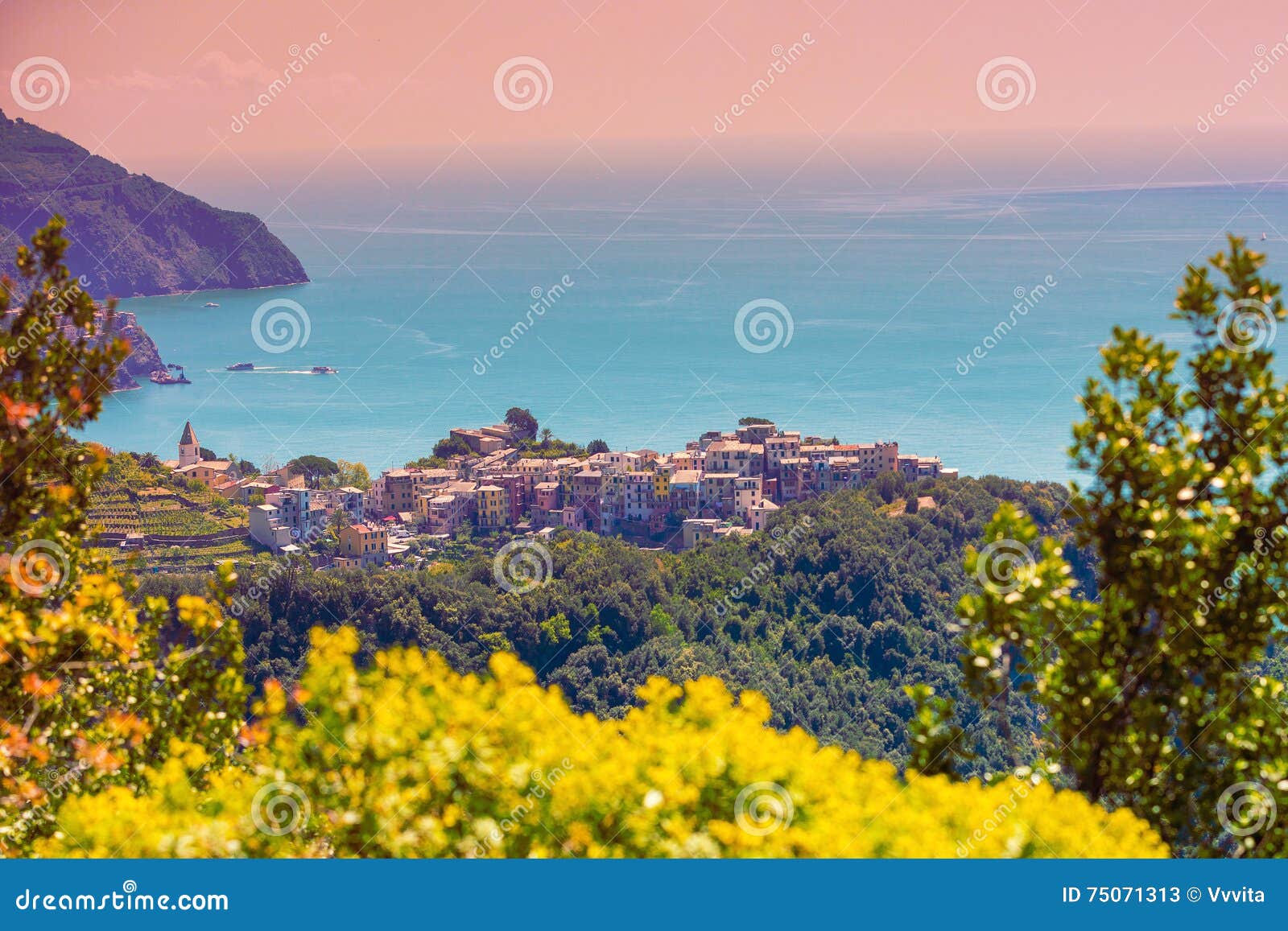 Mar Ligure Roccioso Della Costa Di Mare Immagine Stock - Immagine di ...
