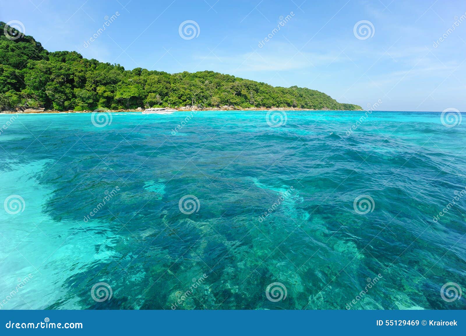 Mar limpio y hermoso imagen de archivo. Imagen de isla - 55129469