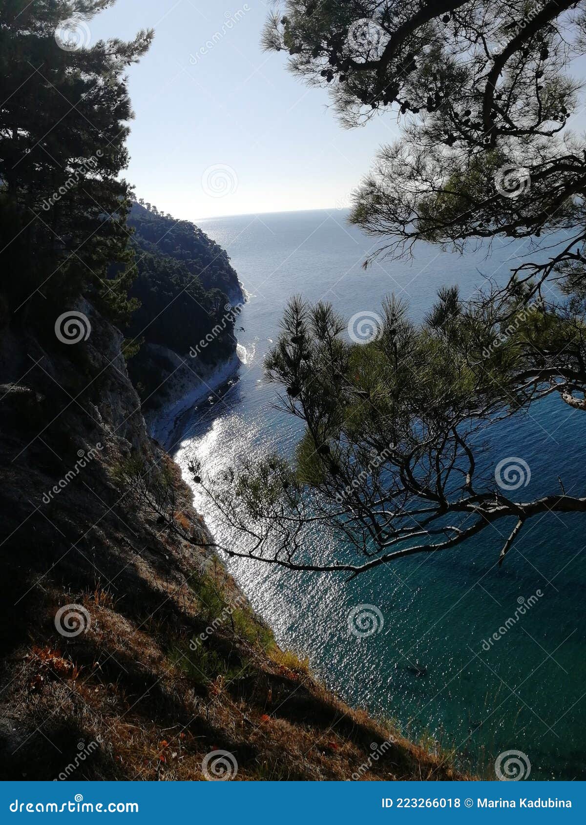 Mar negro azul abisal foto de archivo. Imagen de acantilado - 223266018