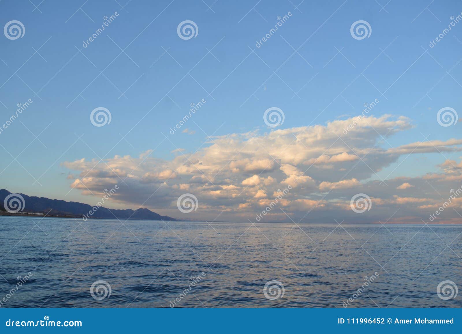 Mar Rojo Con Las Nubes Sutiles Sobre El Horizonte De Mar Foto de ...