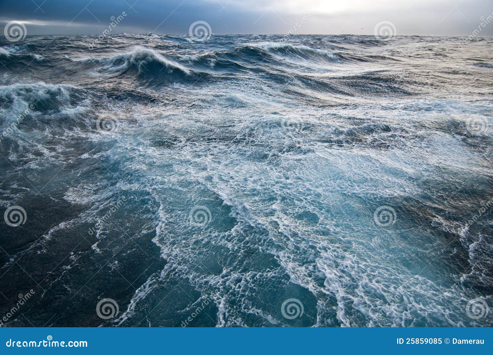 Mar tormentoso imagem de stock. Imagem de nuvens, naughty - 25859085