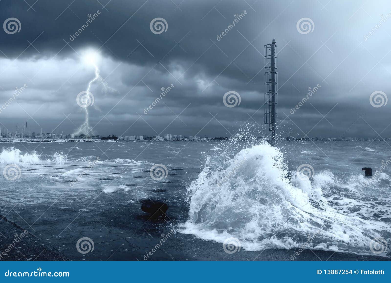 Mar Tormentoso Com Relâmpago Foto de Stock - Imagem de vento ...