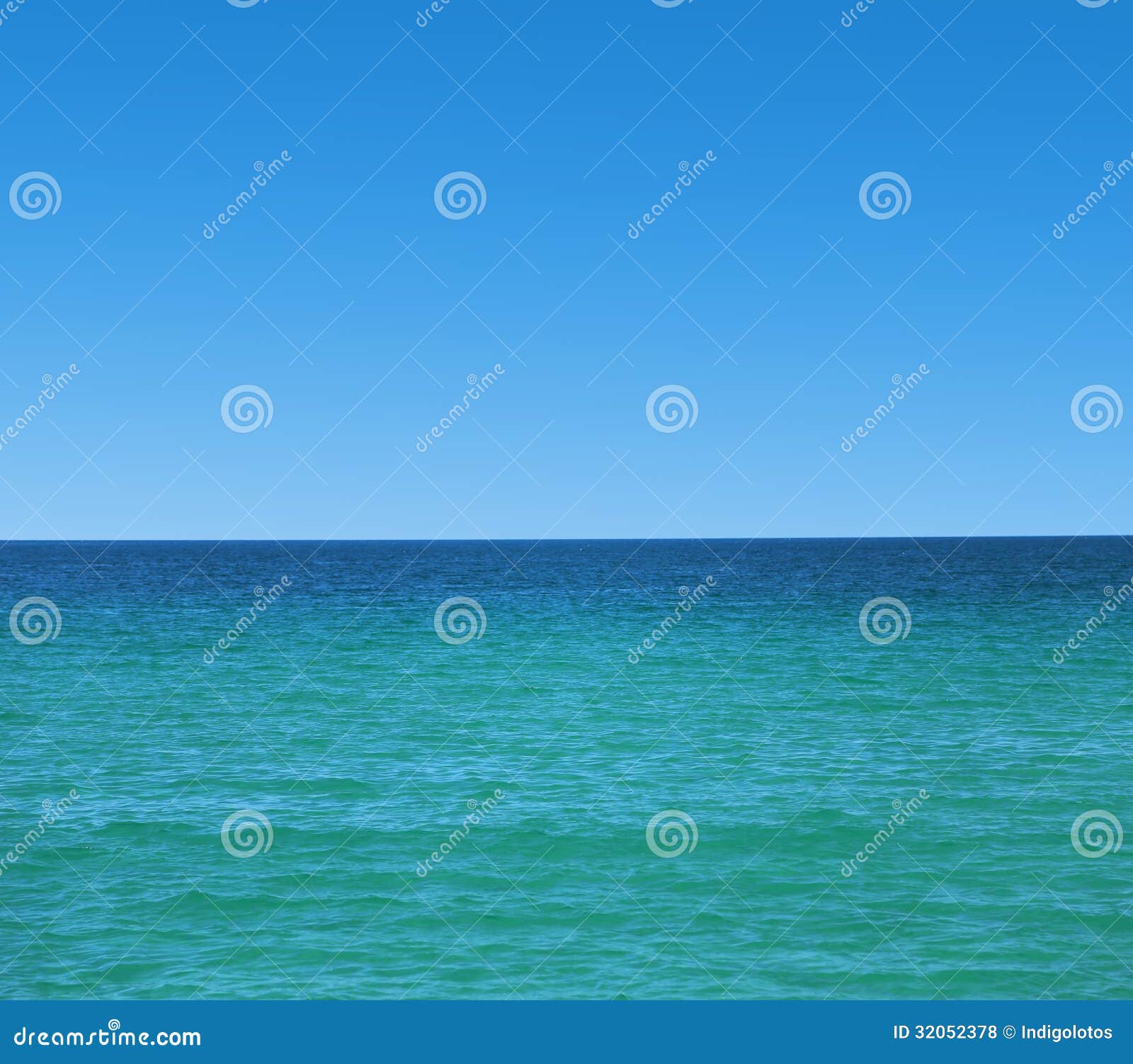 Mar Tranquilo Y Cielo Claro Azul Foto de archivo - Imagen de azul, agua ...