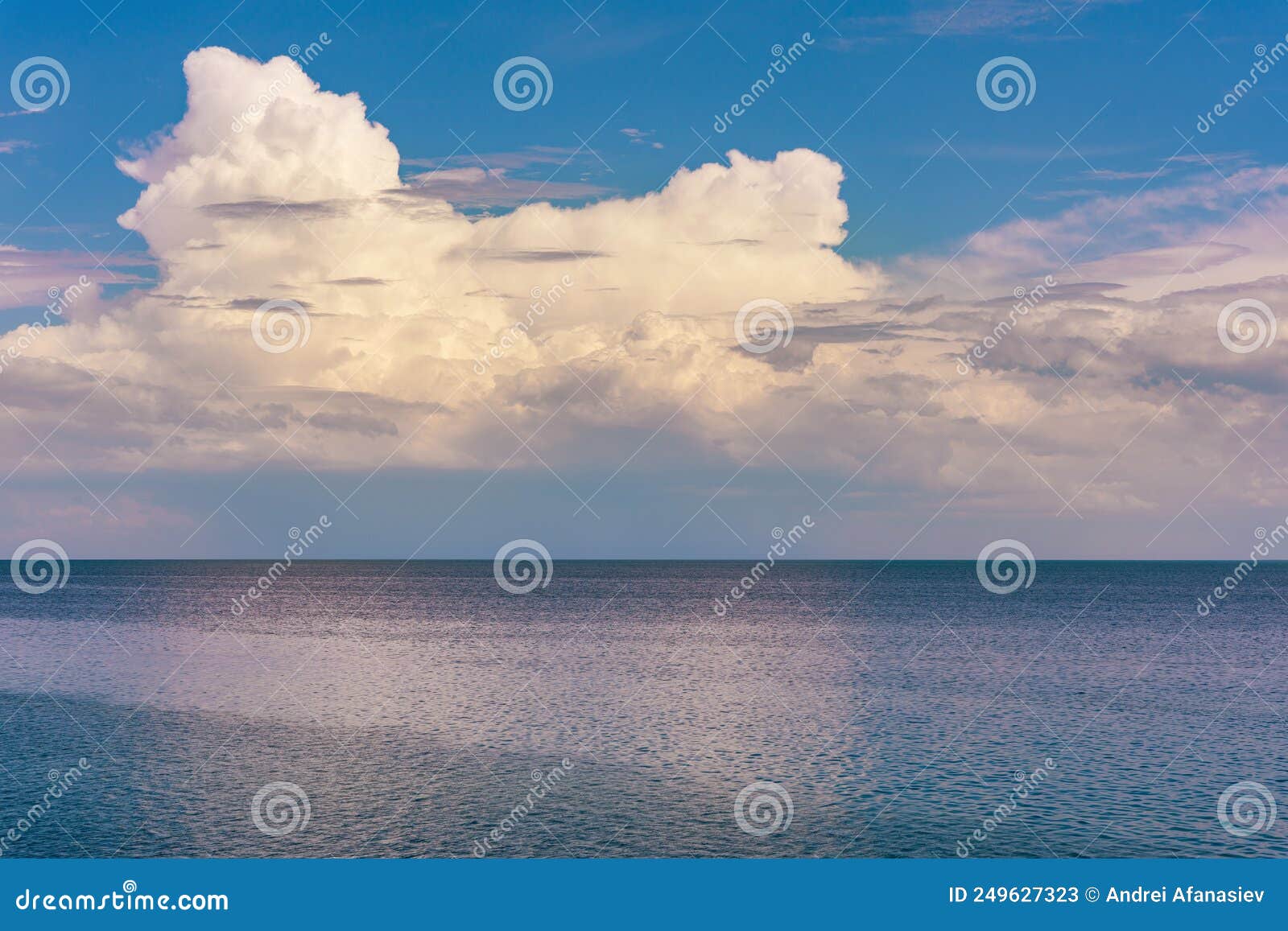 Mar Y Cielo Azul Calmado Con Nubes Imagen de archivo - Imagen de escena ...