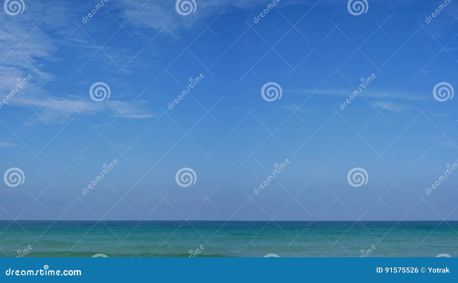 Mar y cielo perfecto foto de archivo. Imagen de asoleado - 91575526