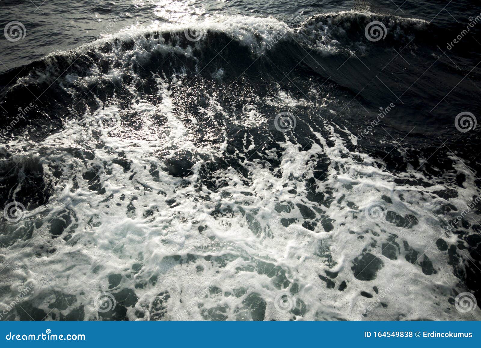 Mar y olas de un barco foto de archivo. Imagen de carga - 164549838