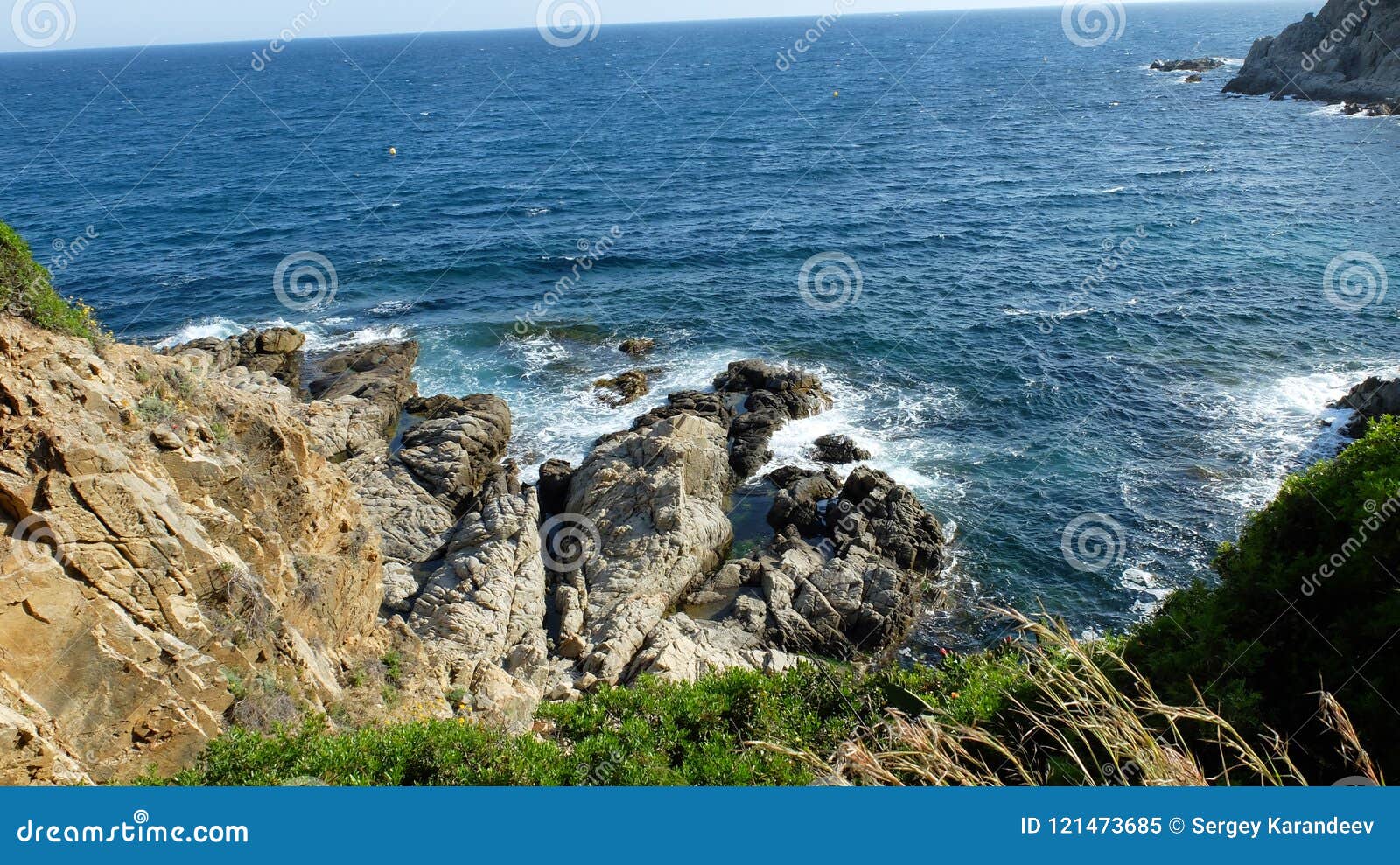 Mar y rocas imagen de archivo. Imagen de ciudad, patio - 121473685