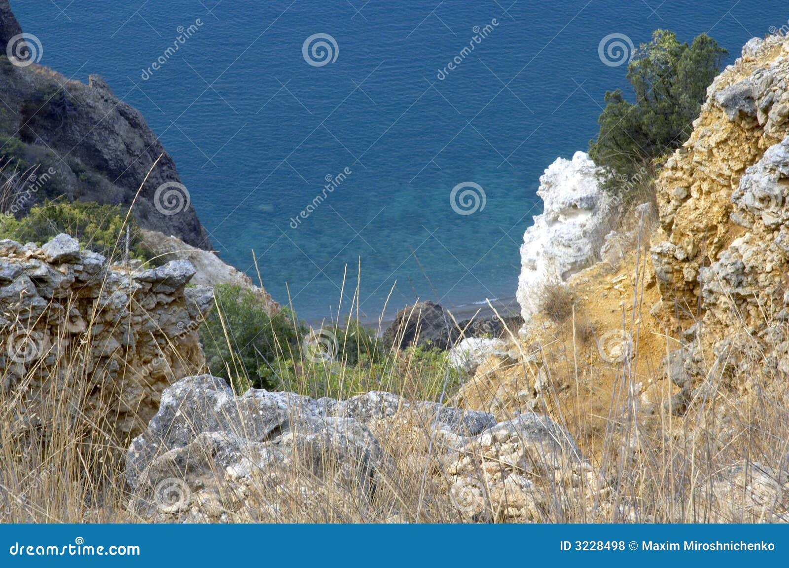 Mar y rocas foto de archivo. Imagen de cielo, verano, cabo - 3228498