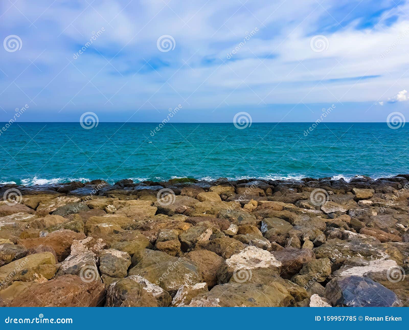 Mar y rocas imagen de archivo. Imagen de cielo, rocas - 159957785