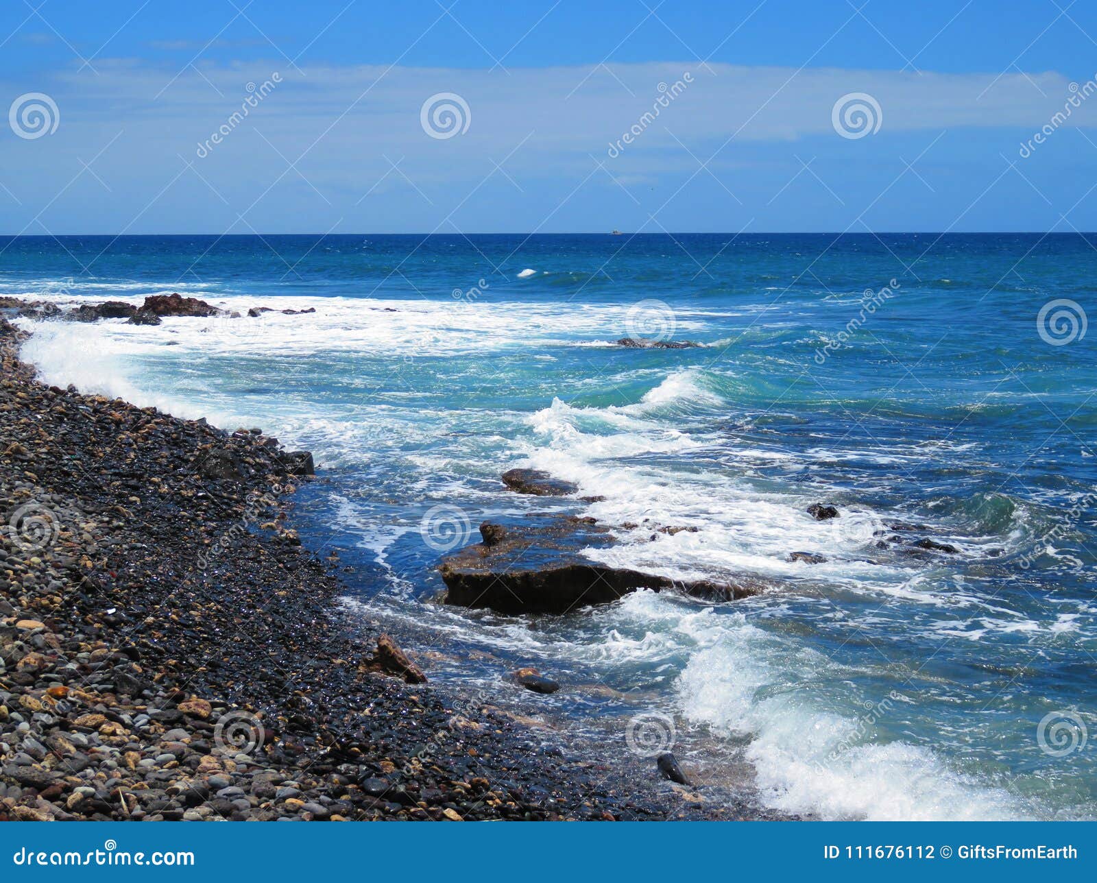 Mar y rocas azules foto de archivo. Imagen de hermoso - 111676112