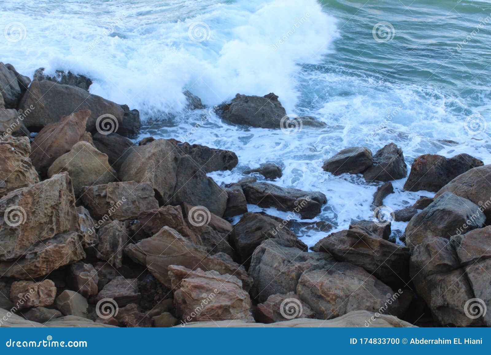 Mar y rocas foto de archivo. Imagen de azul, costa, colapso - 174833700