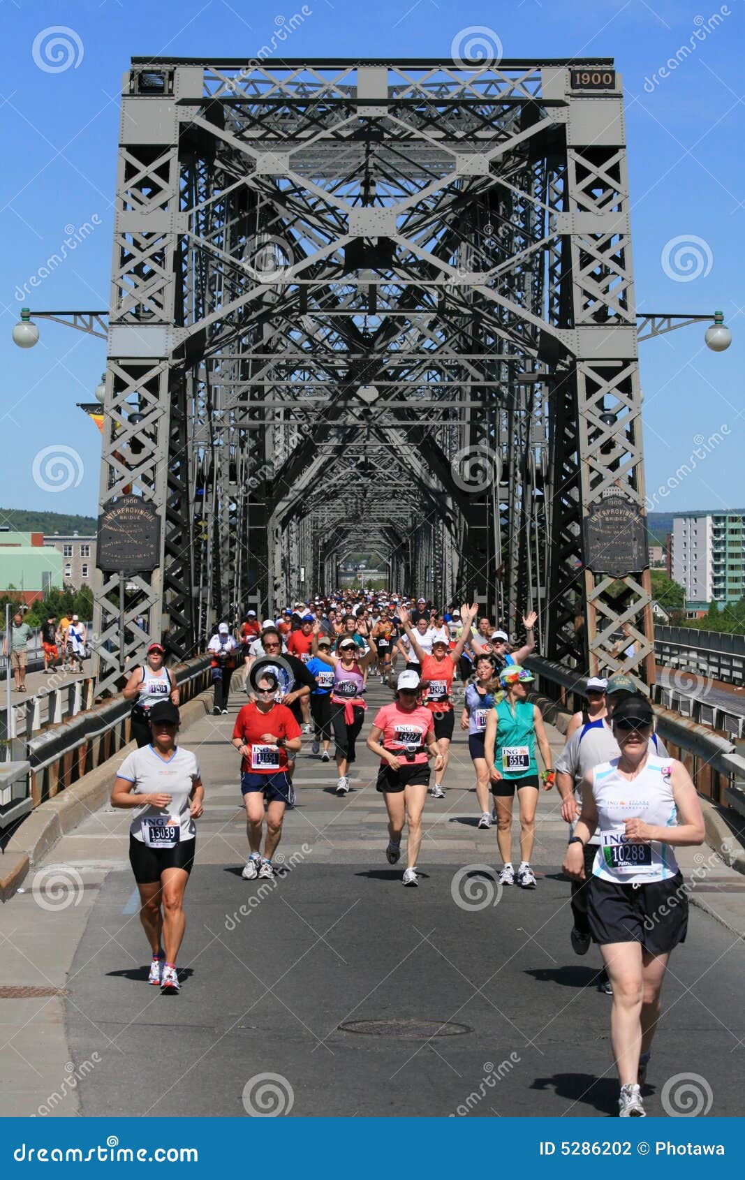Marathon Across Bridge editorial photography. Image of spring - 5286202