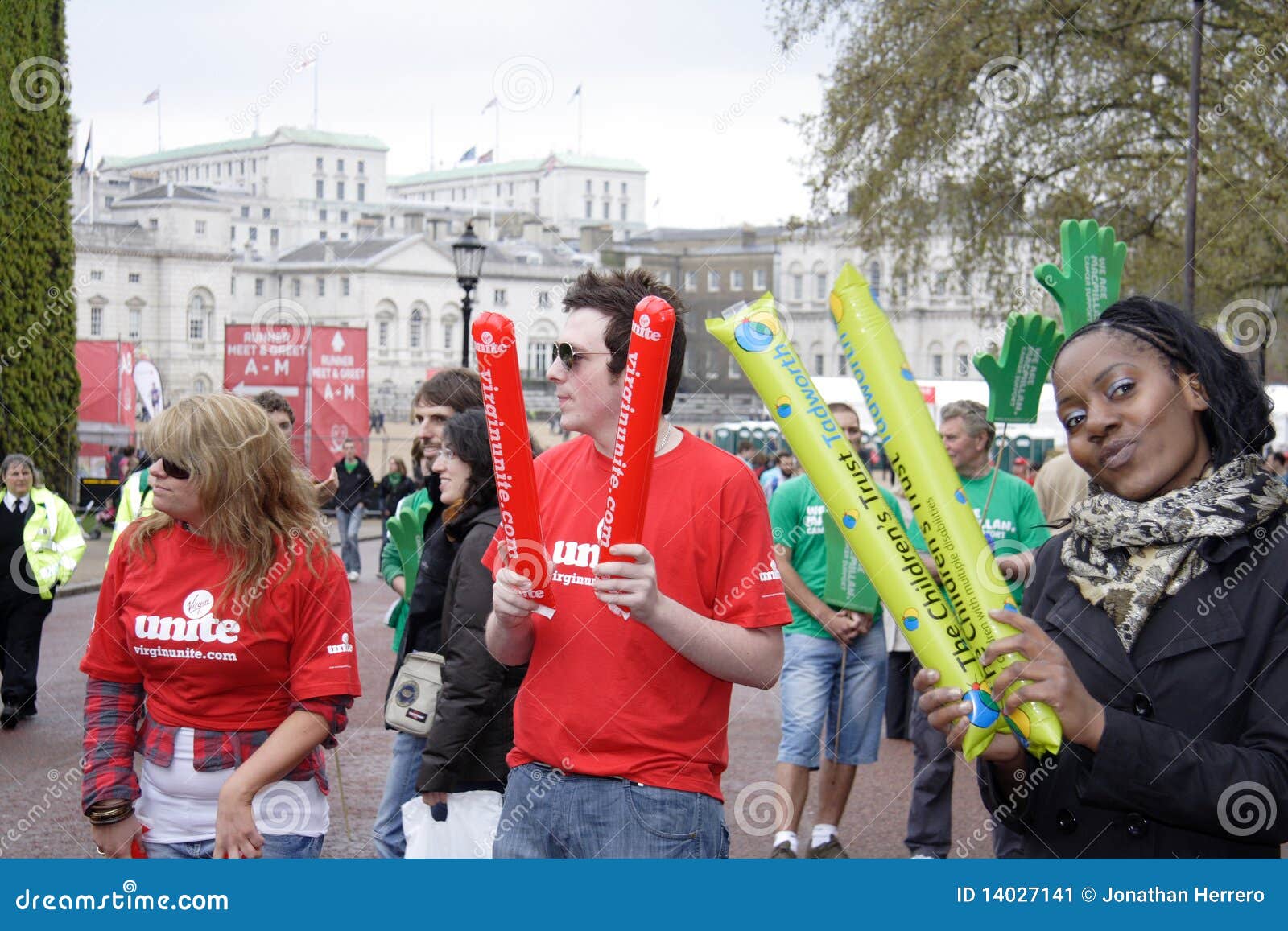Marathon fans cheering up editorial photo. Image of busy - 14027141
