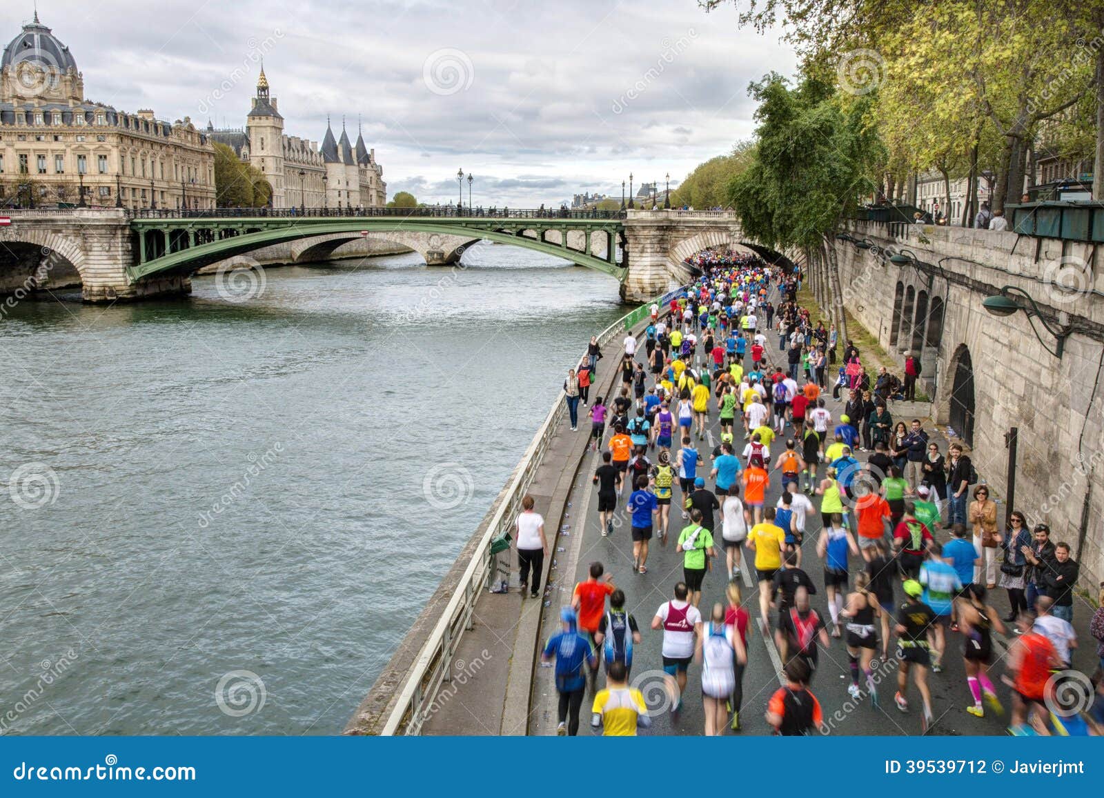 Marathon runners in paris editorial photography. Image of quay - 39539712