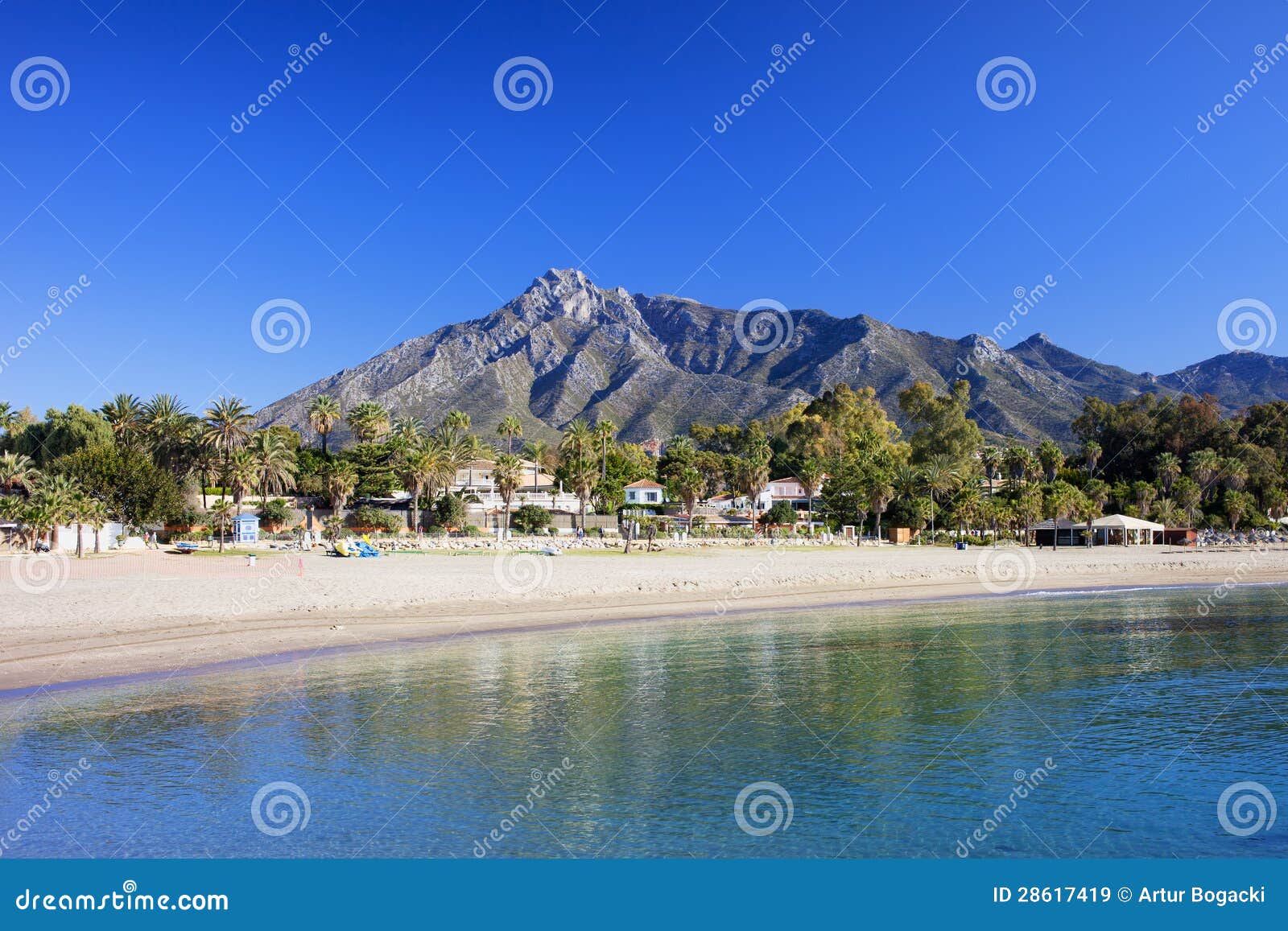 Marbella Strand Op Costa Del Sol Stock Afbeelding - Image of gebladerte ...