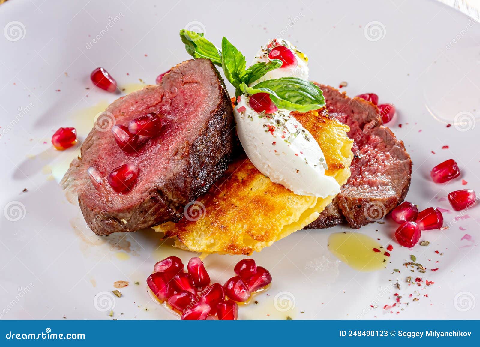 Marbled Beef Minion Steak Fried Properly so that the Middle is Pink ...