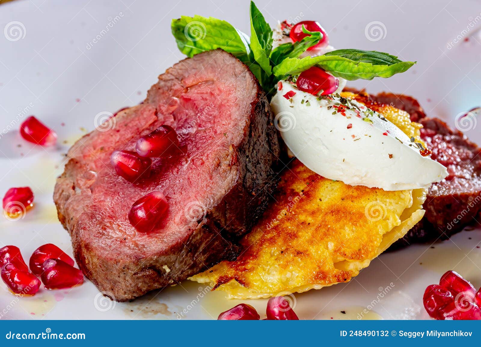 Marbled Beef Minion Steak Fried Properly so that the Middle is Pink ...