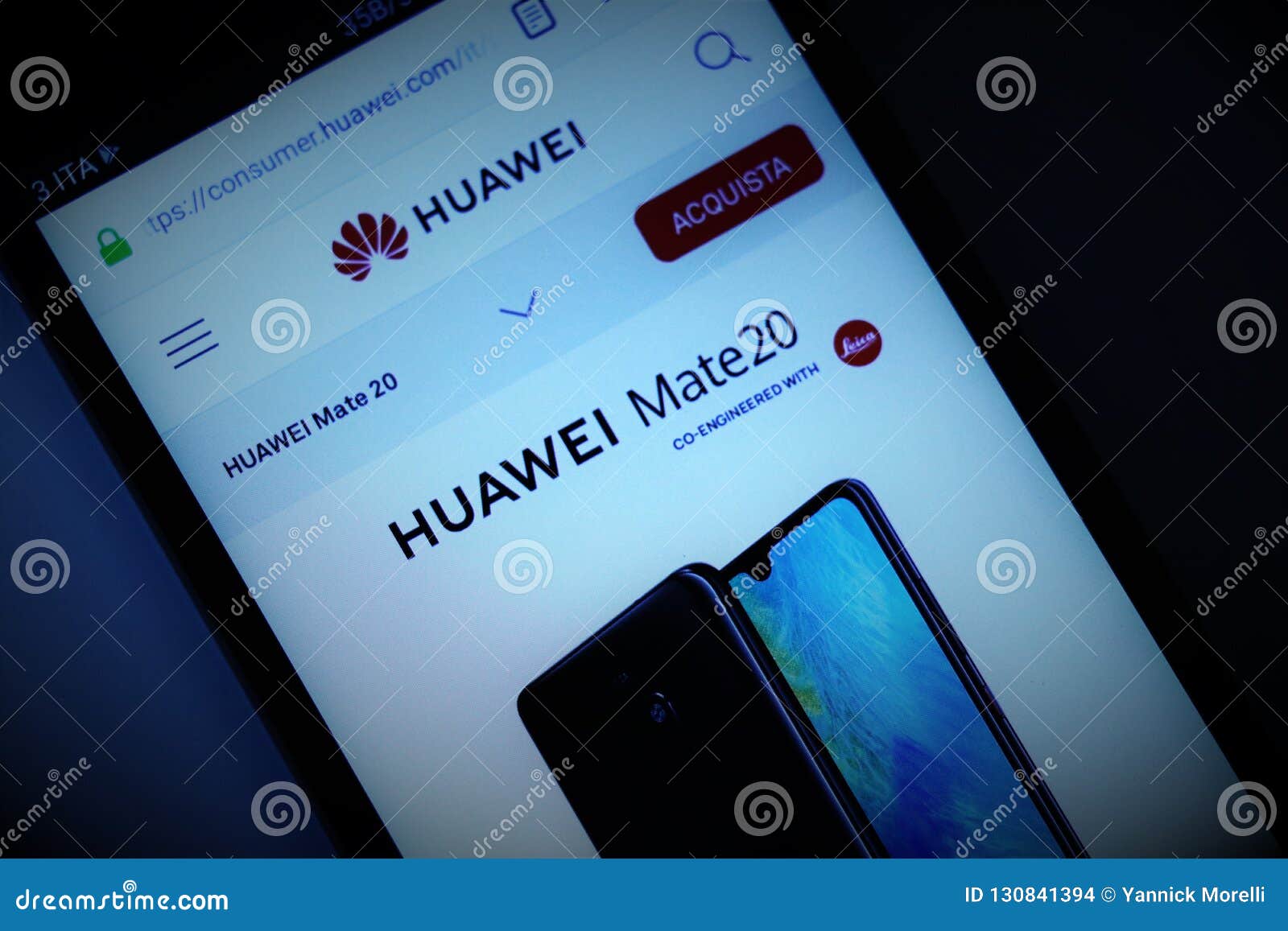 Marca De Huawei En Una Pantalla Del Smartphone Imagen de archivo ...