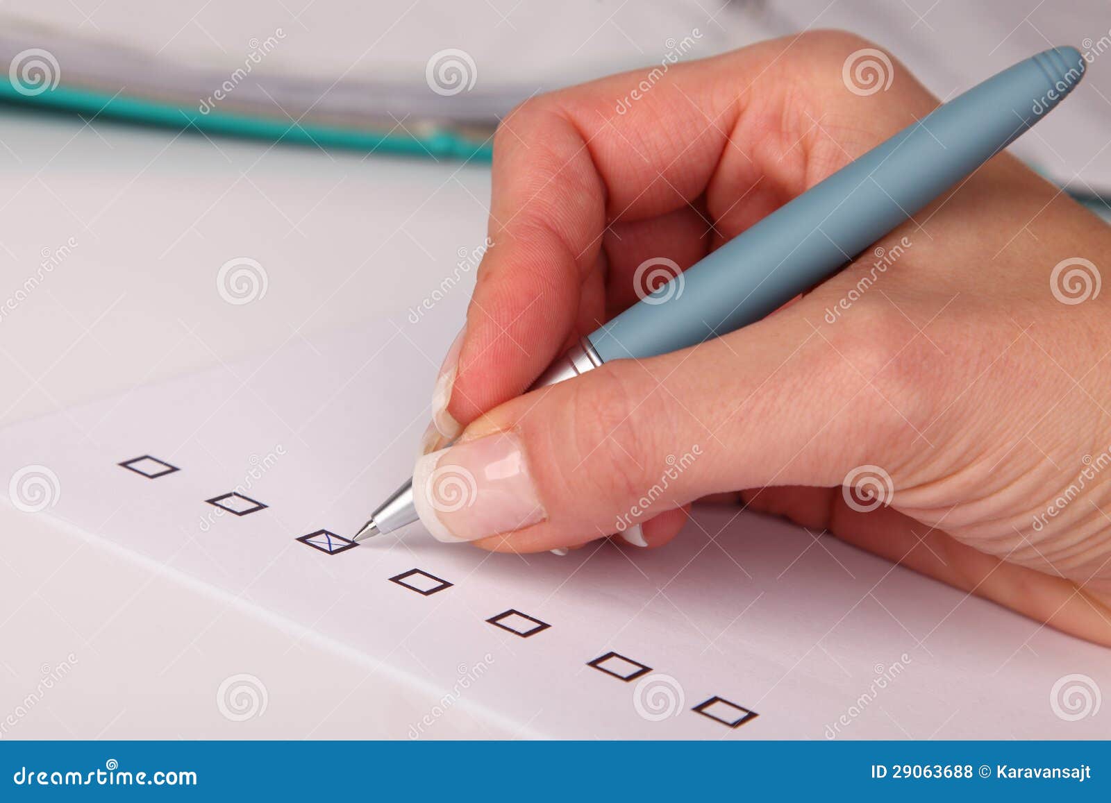 Marca De La Persona En Un Checkbox Foto de archivo - Imagen de marca ...