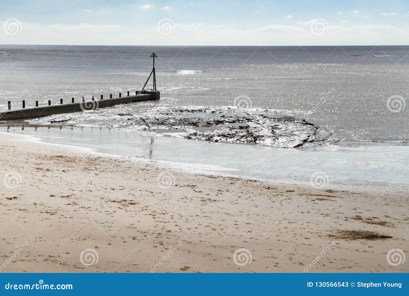 Marcador del rompeolas imagen de archivo. Imagen de lateral - 130566543