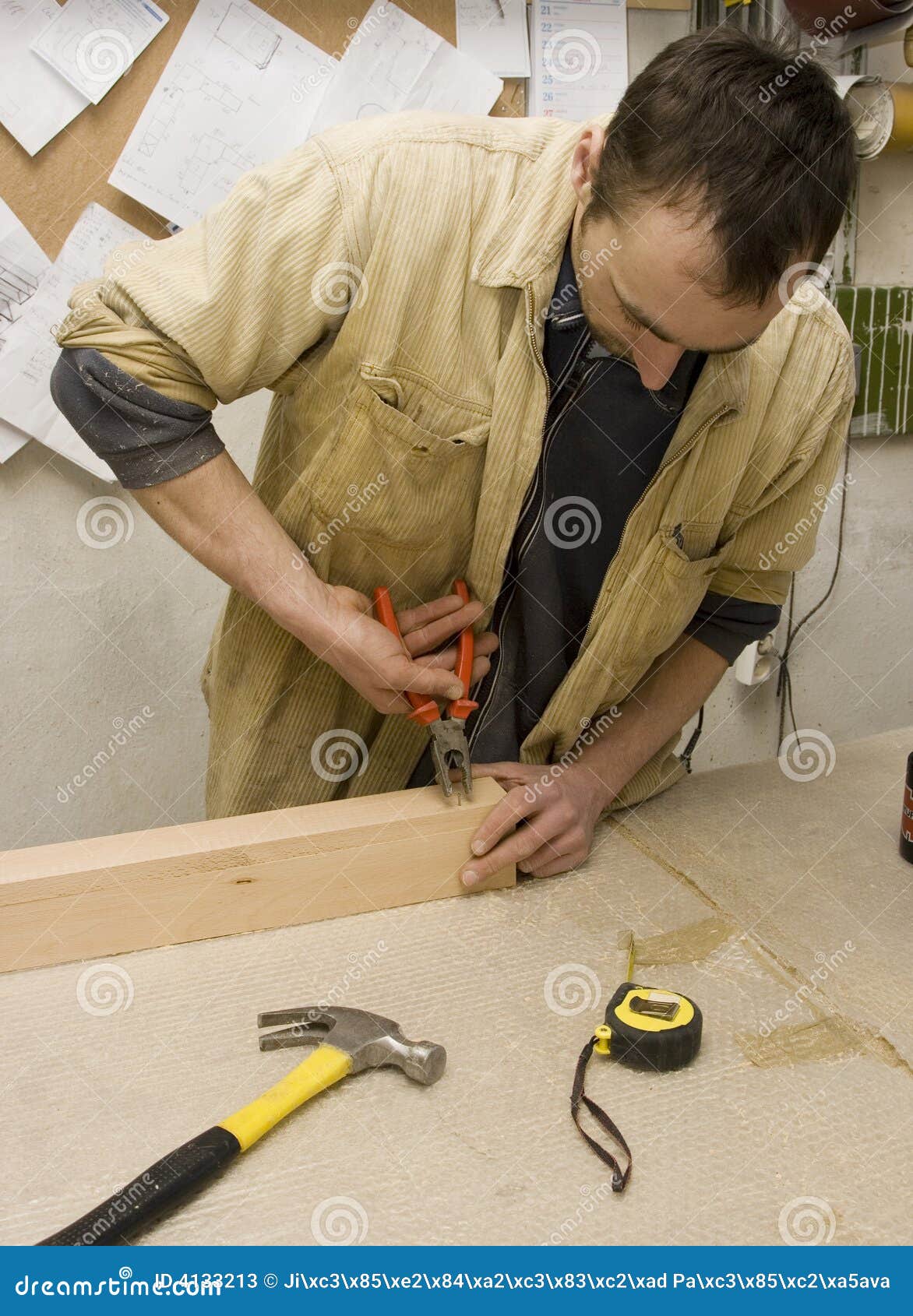 Marceneiro novo imagem de stock. Imagem de carpinteiro - 4133213