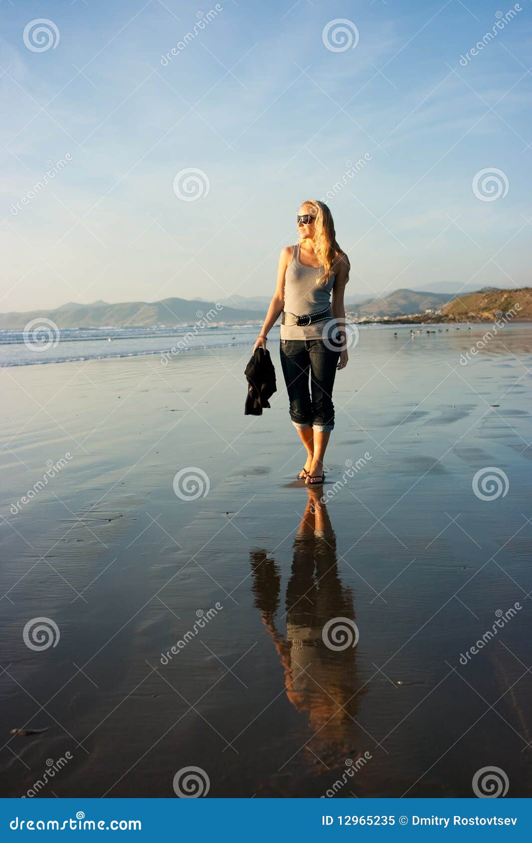 Marche image stock. Image du sunlight, étoiles, ondulation - 12965235