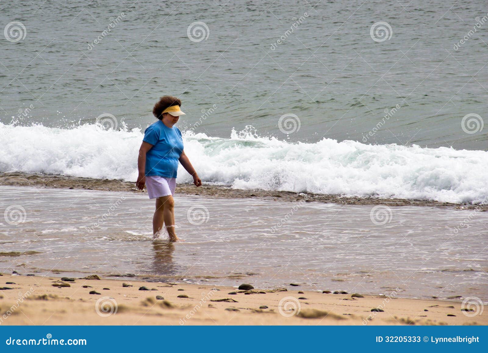 Marcheur de ressac image stock. Image du ondes, massachusetts - 32205333