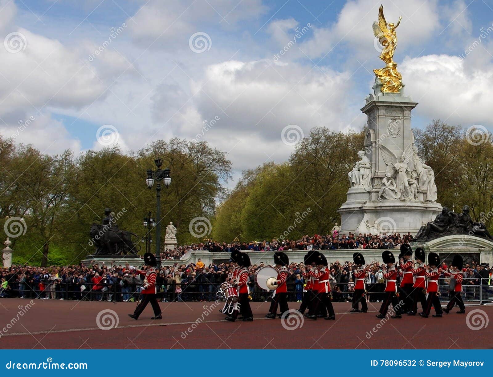 Marching british guards editorial photography. Image of tourism - 78096532