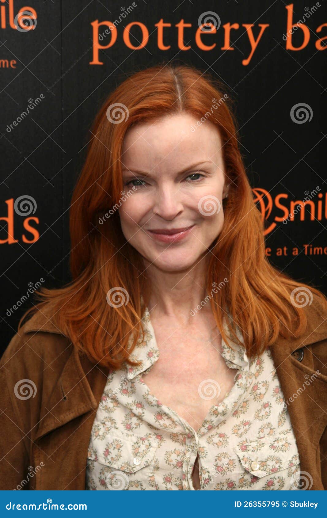 Marcia Cross imagen editorial. Imagen de cabritos, cruz - 26355795