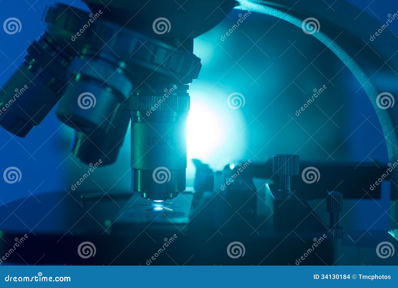 Marco Shot of Microscope Lens Com Luz Azul Foto de Stock - Imagem de ...