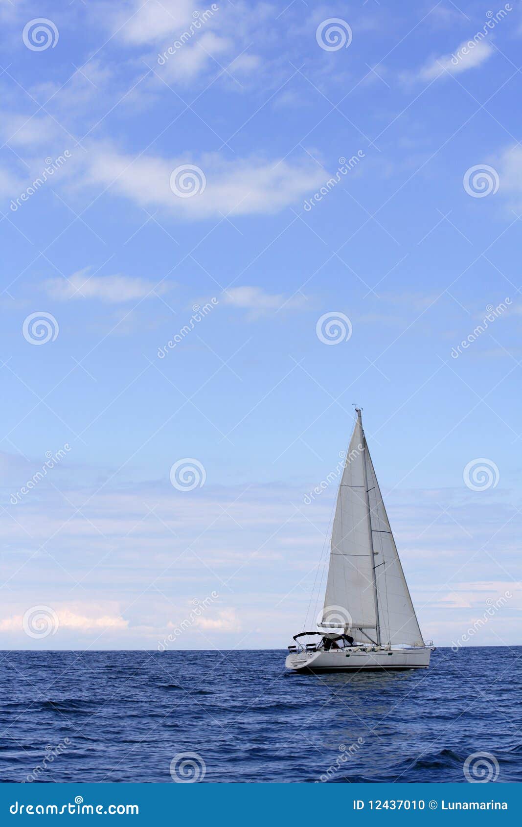 Mare Blu Con La Barca a Vela Che Naviga L'oceano Fotografia Stock ...