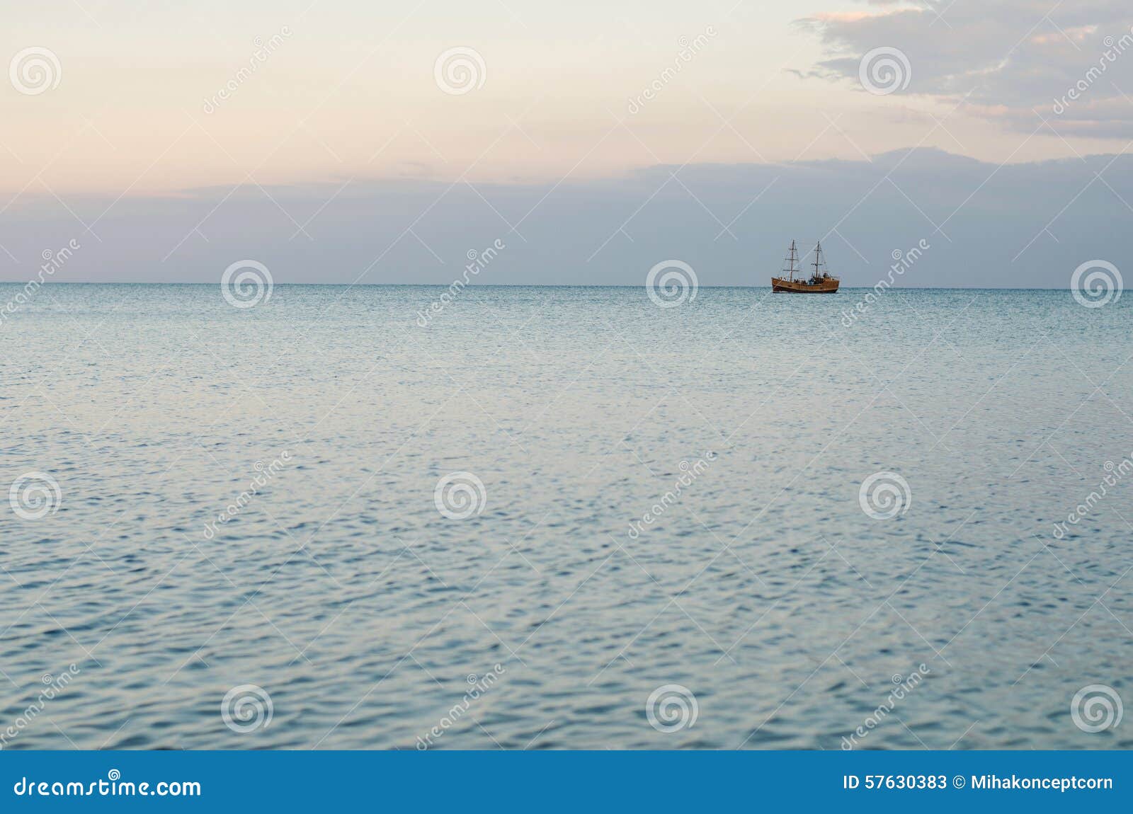 Mare Calmo E Una Barca Di Legno Sull'orizzonte Immagine Stock ...