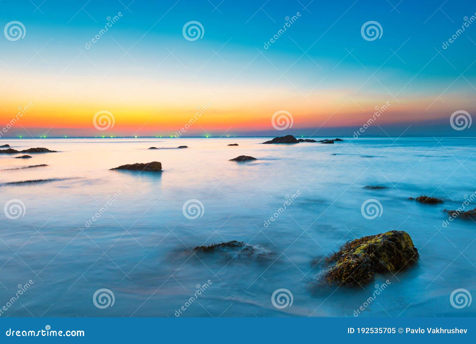 Mare Del Tramonto Con Rocce E Tramonto Serale Immagine Stock - Immagine ...
