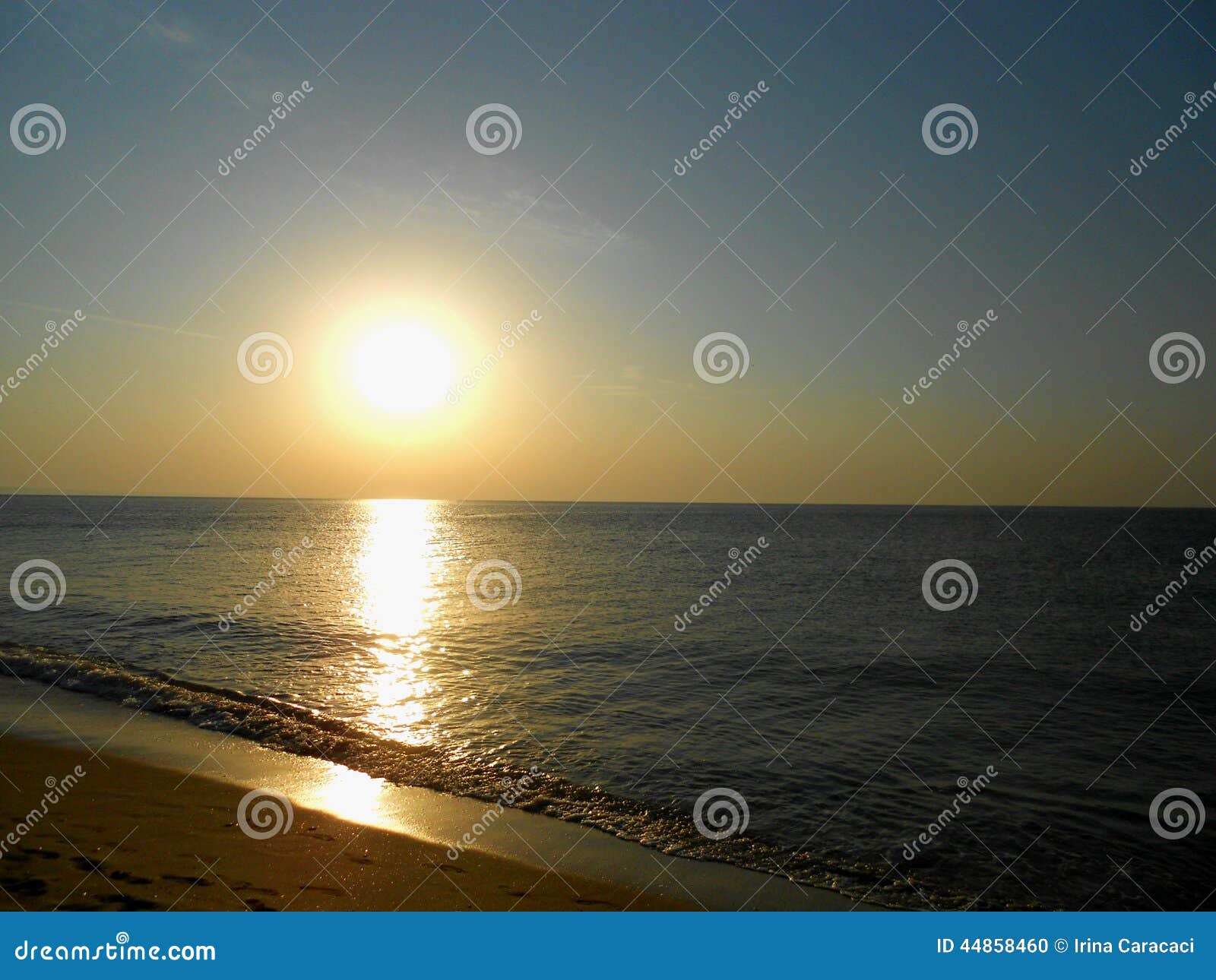 Mare di alba fotografia stock. Immagine di nave, estate - 44858460