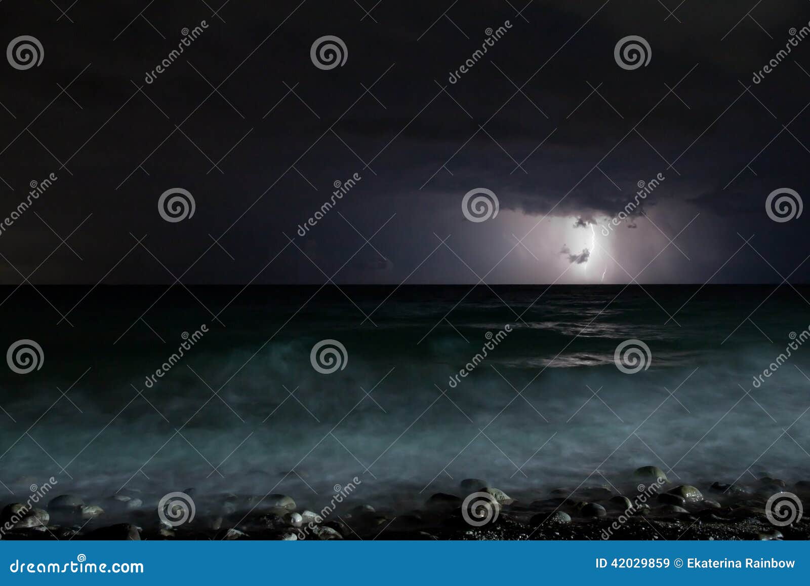 Mare di tempesta di notte immagine stock. Immagine di paesaggio - 42029859