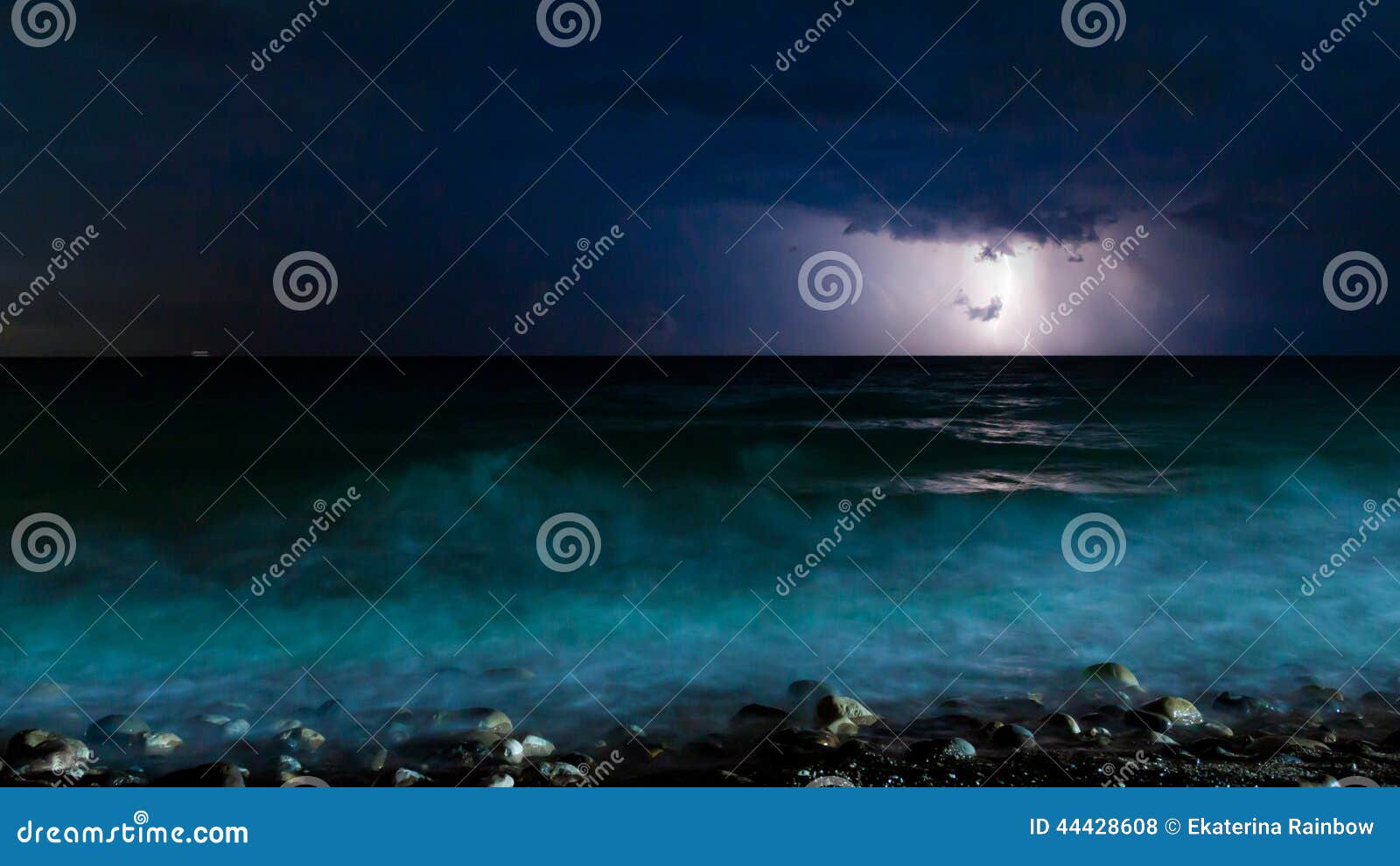 Mare di tempesta di notte fotografia stock. Immagine di viaggio - 44428608
