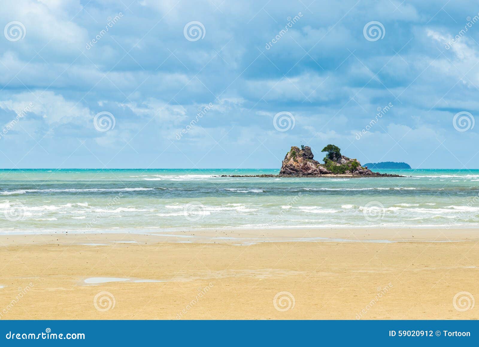 Mare ed isola nel rayong fotografia stock. Immagine di thailandia ...