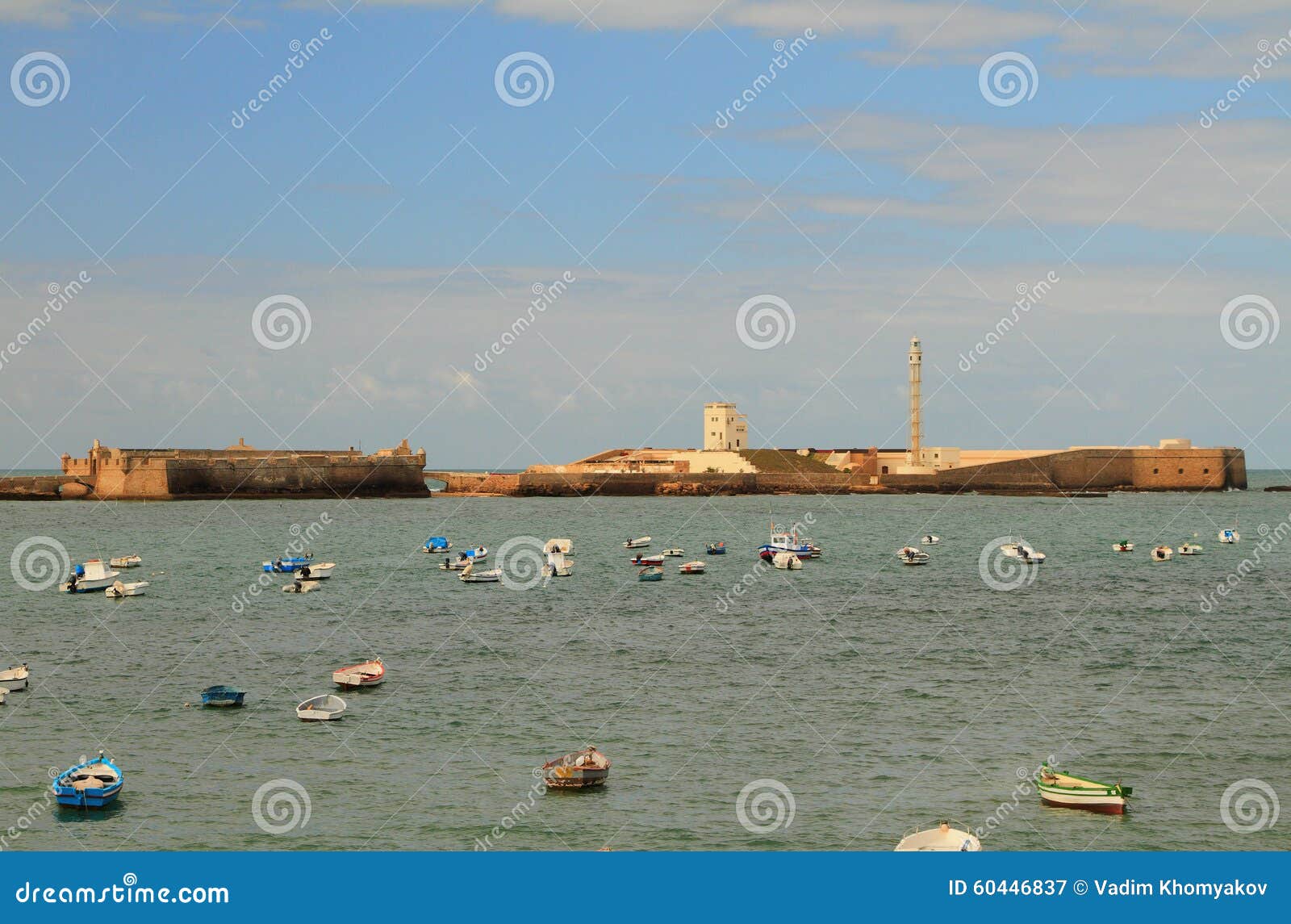 Mare, Pescherecci E Fortezza Cadice, Spagna Immagine Stock - Immagine ...