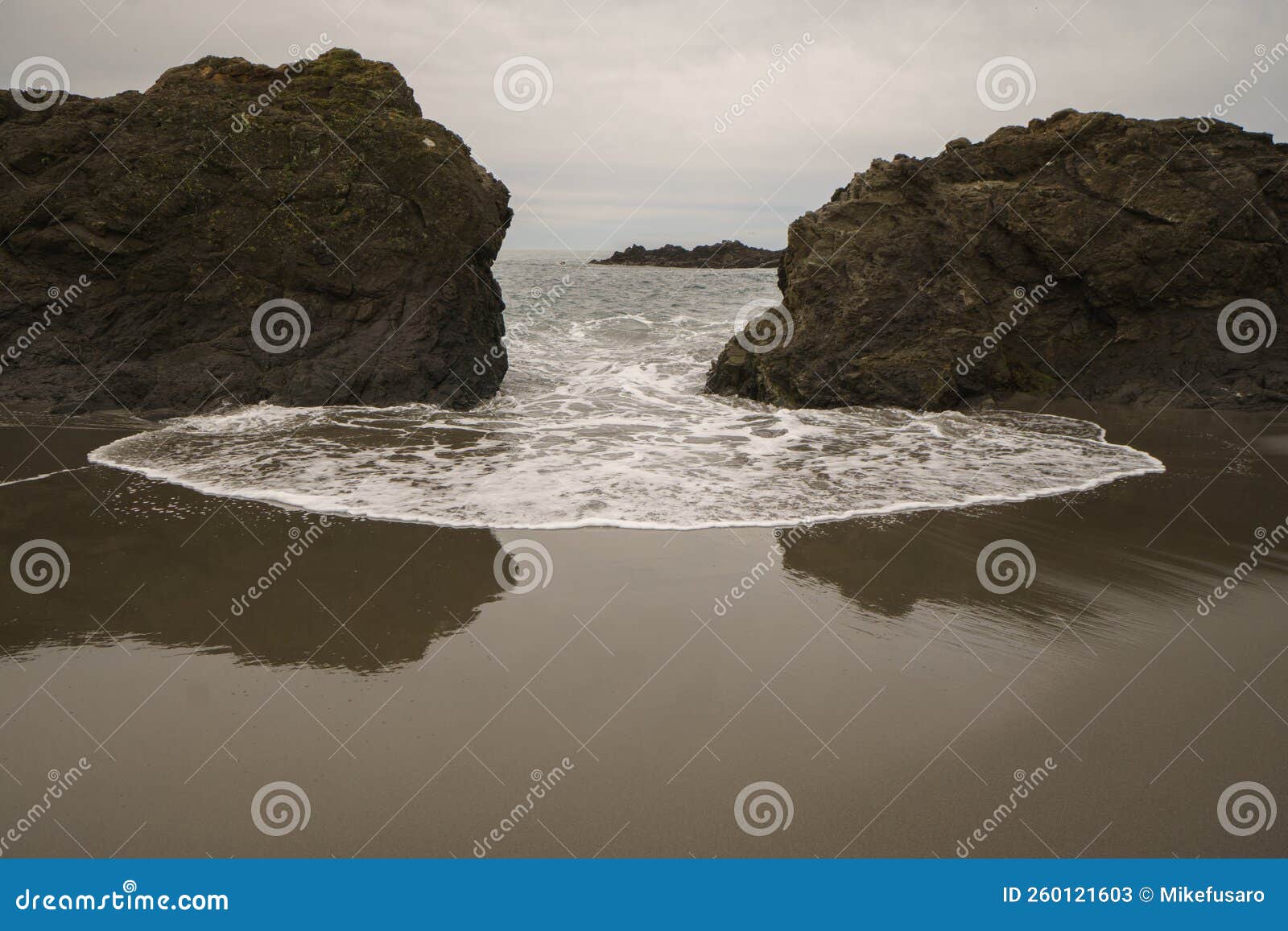 Marea Marina Empujando Olas Entre Rocas Imagen de archivo - Imagen de ...