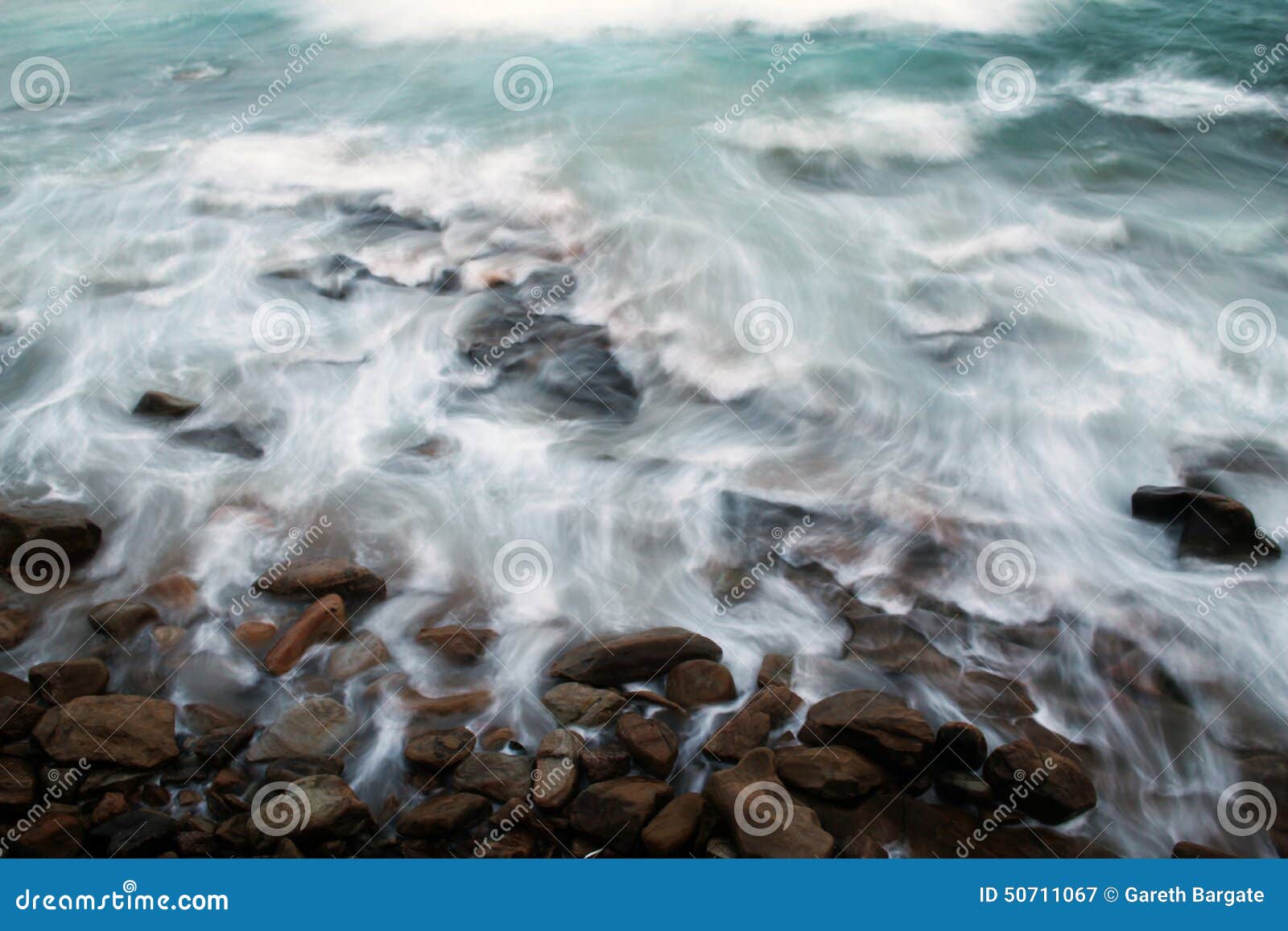 Mareas Del Océano Contra Rocas Imagen de archivo - Imagen de marea ...
