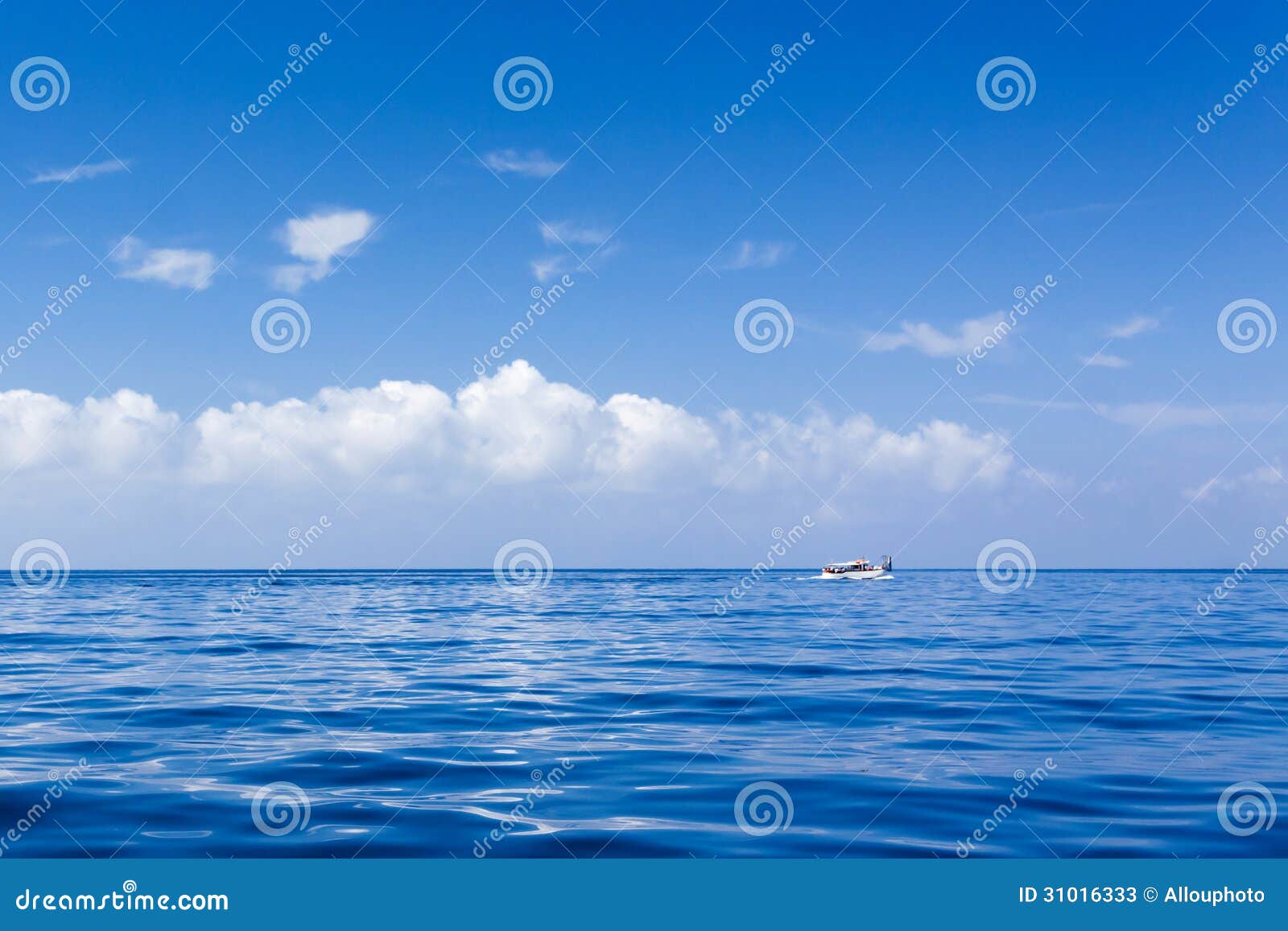 Mares Azules Tranquilos Y Cielos Azules Imagen de archivo - Imagen de ...