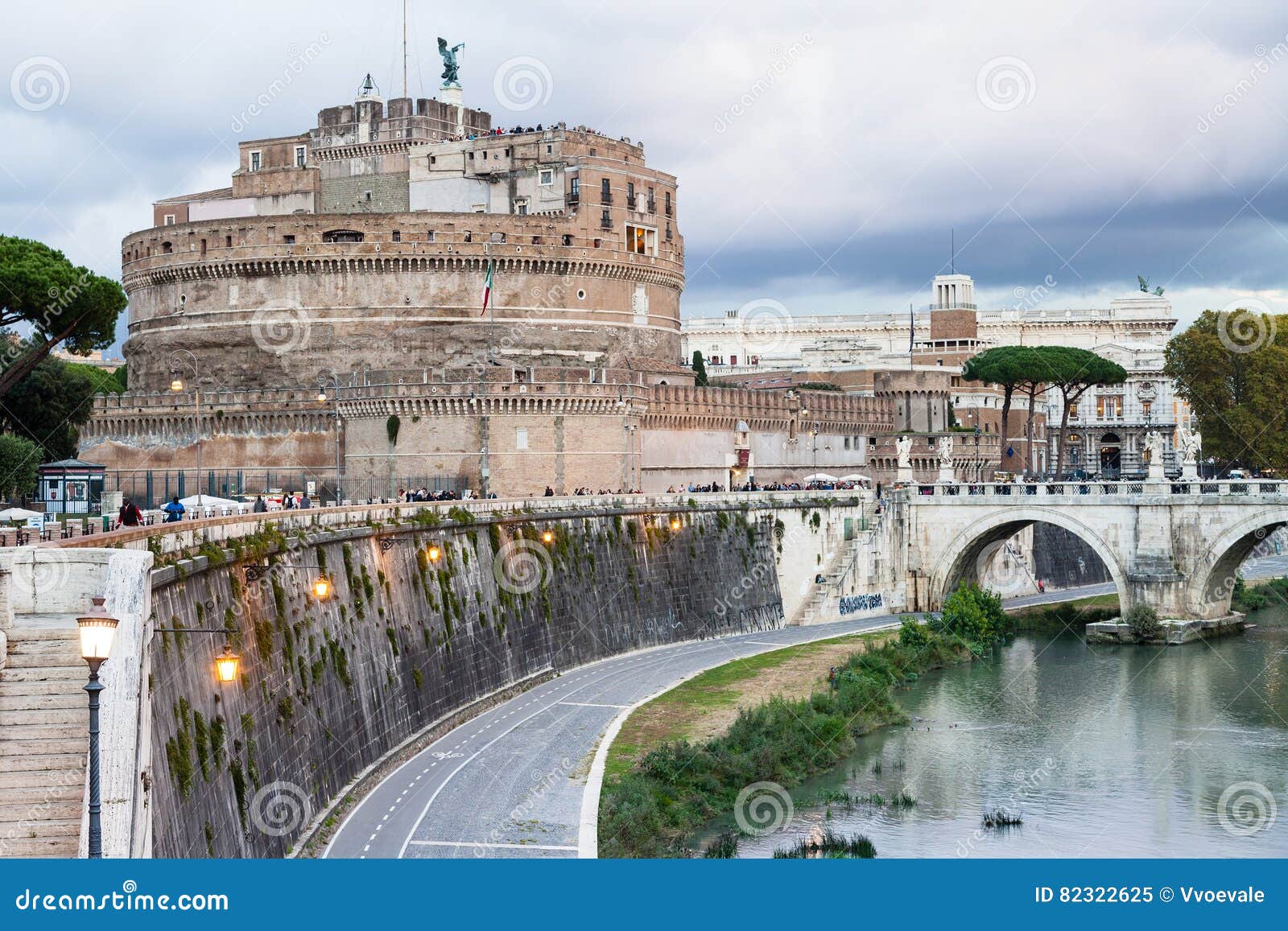 Margem Do Rio De Tibre E Castelo Do Anjo Santamente Imagem Editorial ...