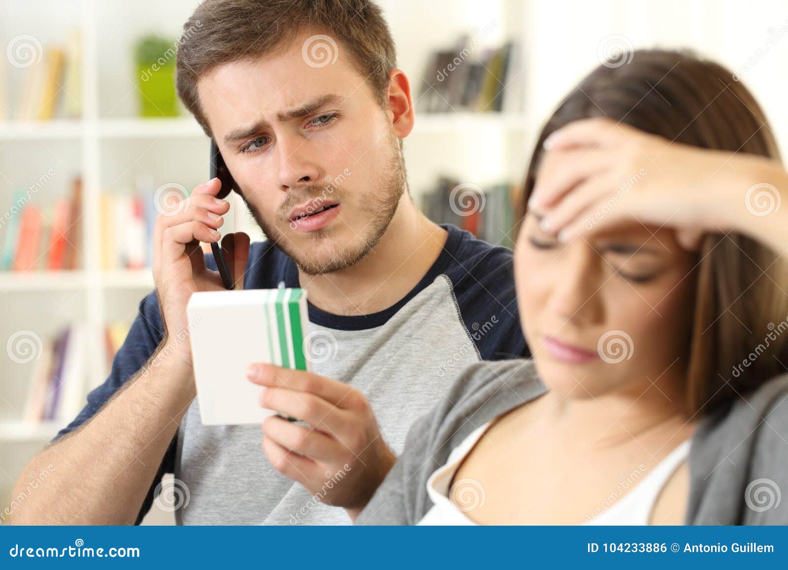 Mari Aidant Son épouse Malade Appelle Le Docteur Photo Stock Image Du
