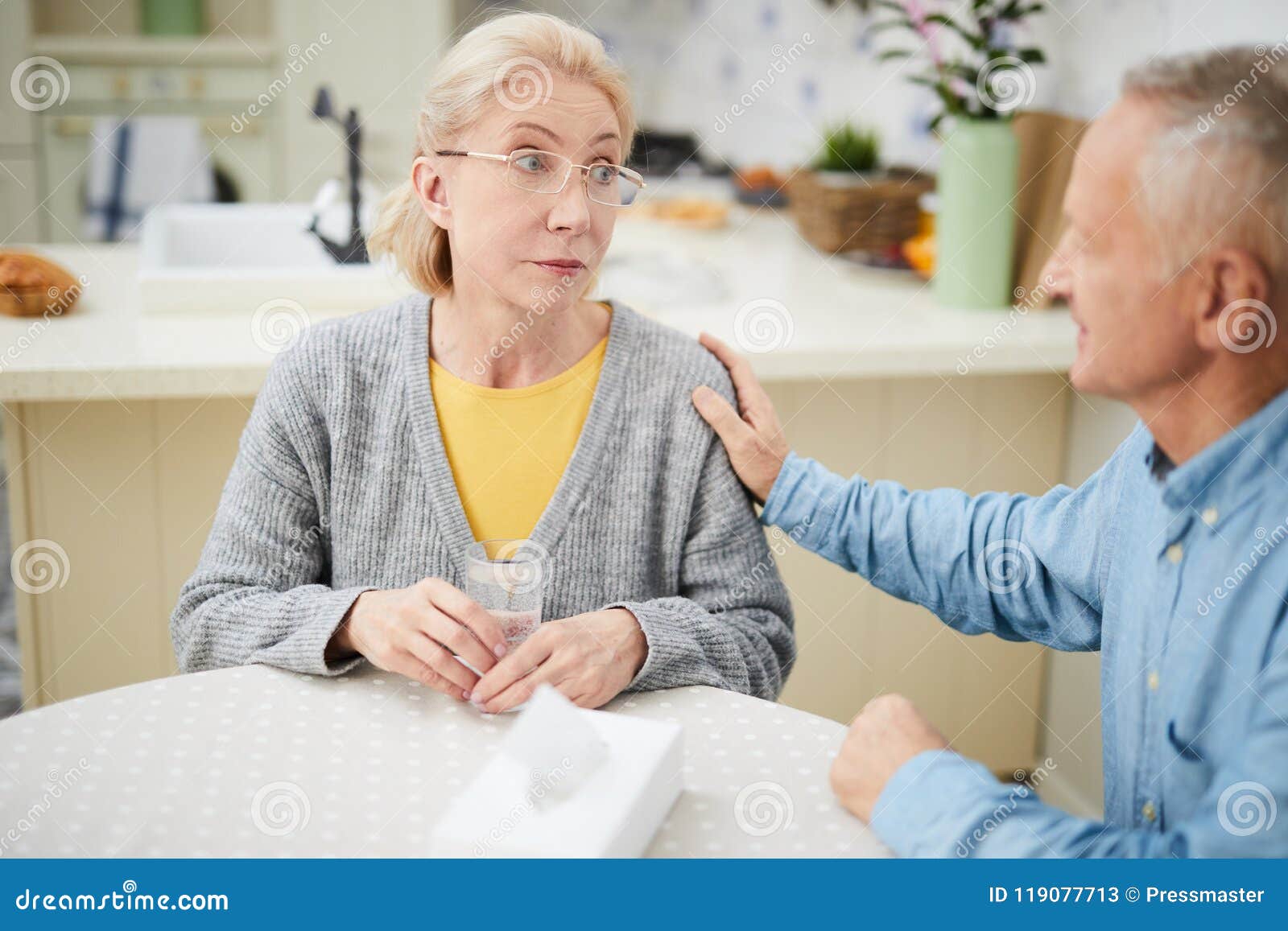 Marido cuidadoso imagen de archivo. Imagen de junto - 119077713