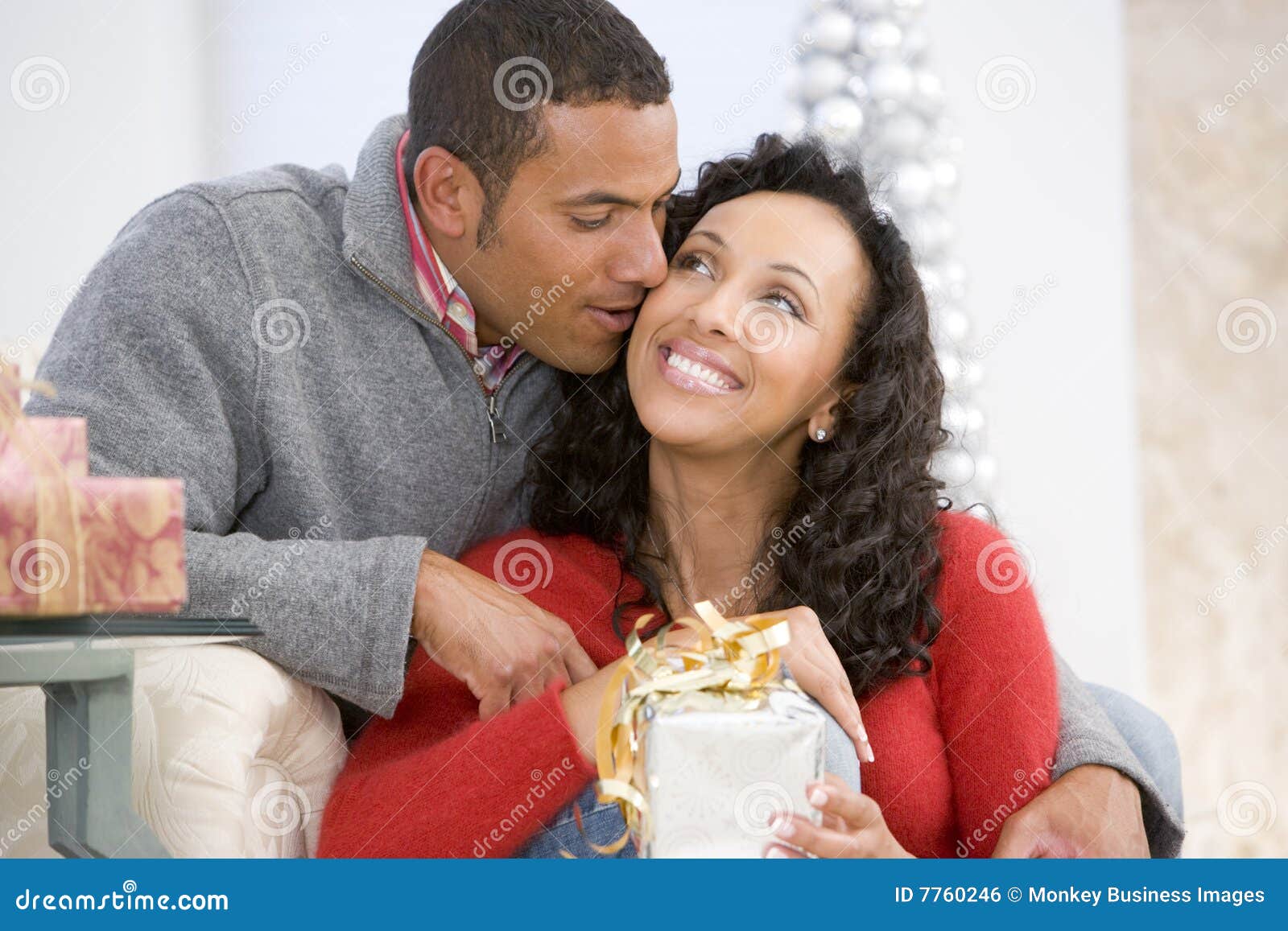 Marido Y Esposa Que Intercambian Los Regalos De La Navidad Foto De