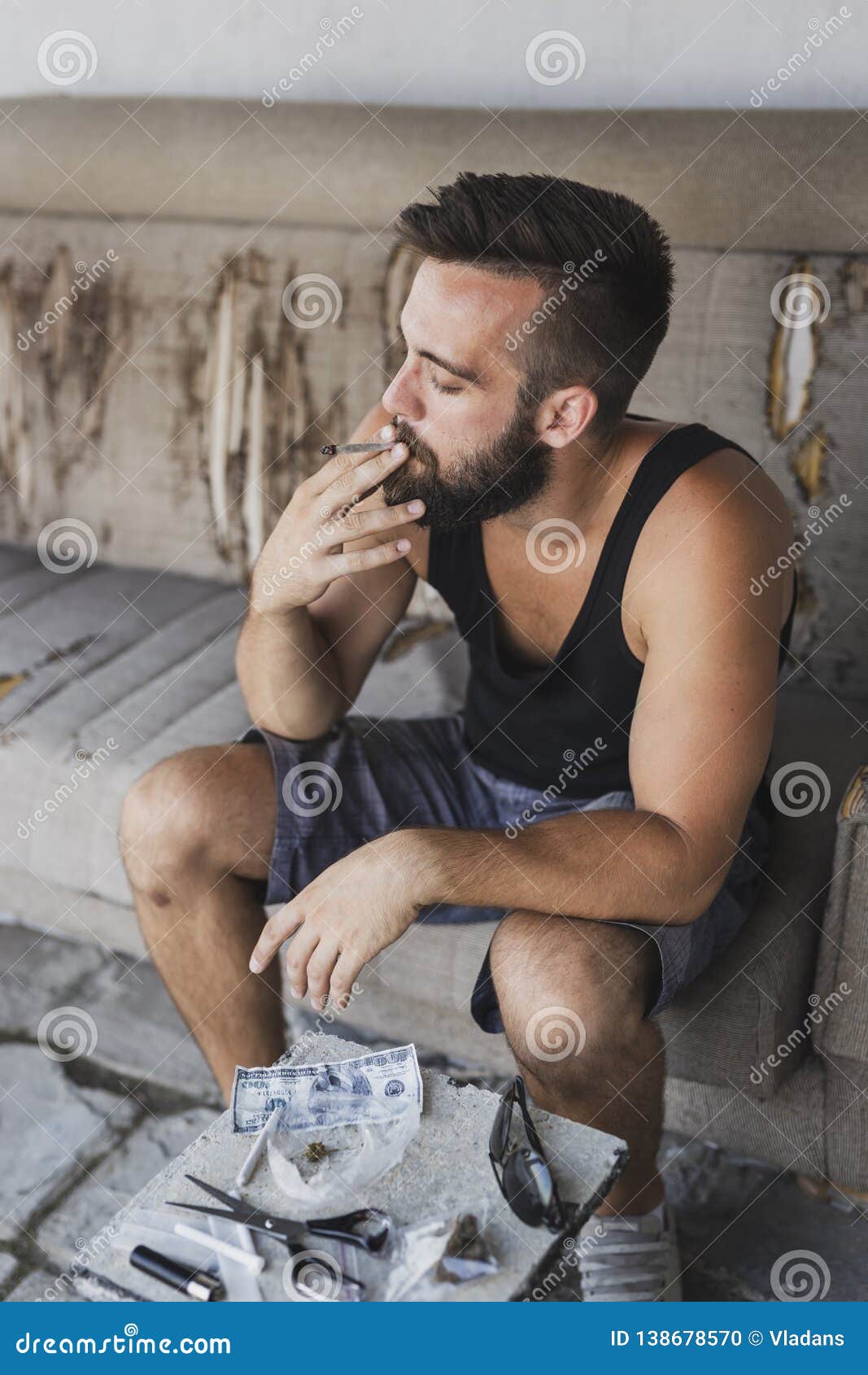 Marijuana Que Fuma Del Hombre Foto de archivo - Imagen de maleza ...