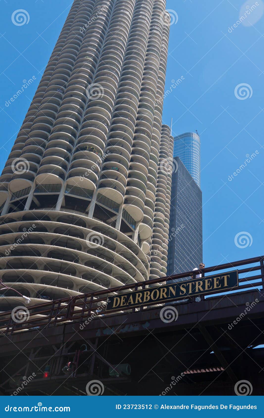 Marina City Towers Chicago editorial photography. Image of river - 23723512