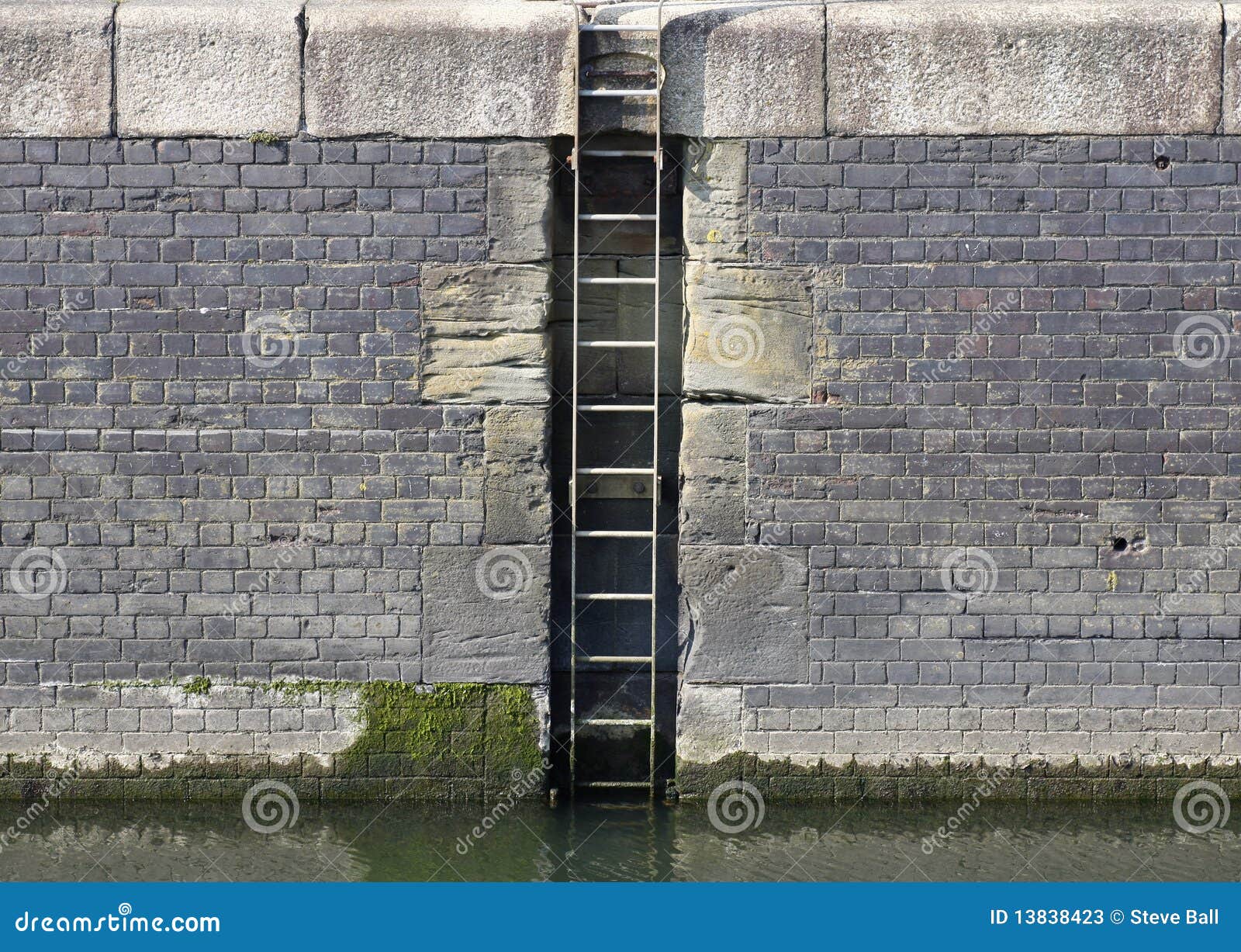 Marina Quay Wall and Ladder Stock Image - Image of worn, scraped: 13838423