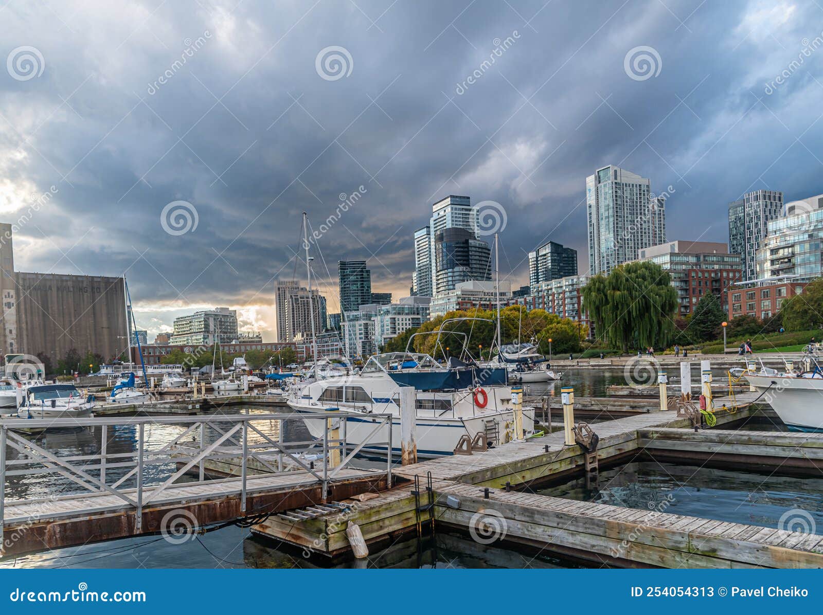 Marina in Toronto editorial stock photo. Image of skyline - 254054313