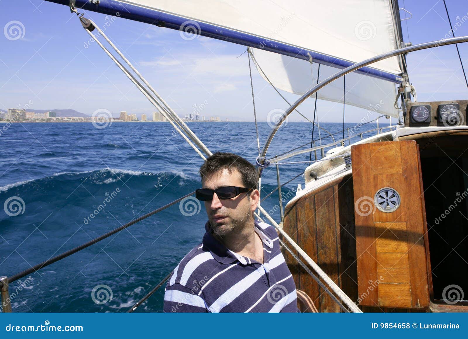 Marinaio Che Naviga Mare Tropicale Blu Sulla Barca a Vela Fotografia ...